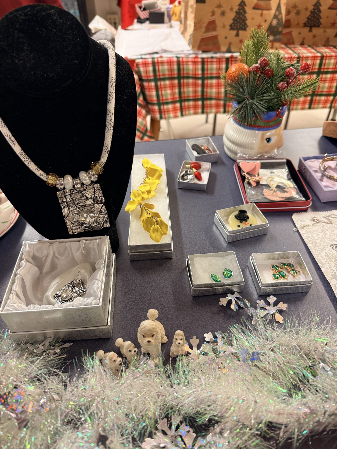 Holiday Shop brings the spirit of giving to MHS - Mohonasen Central ...
